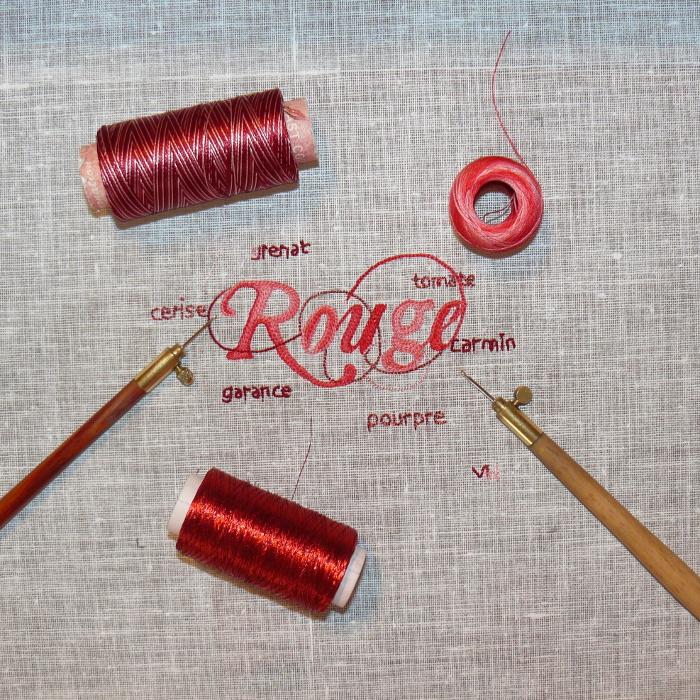 Rouge, cadre brodé